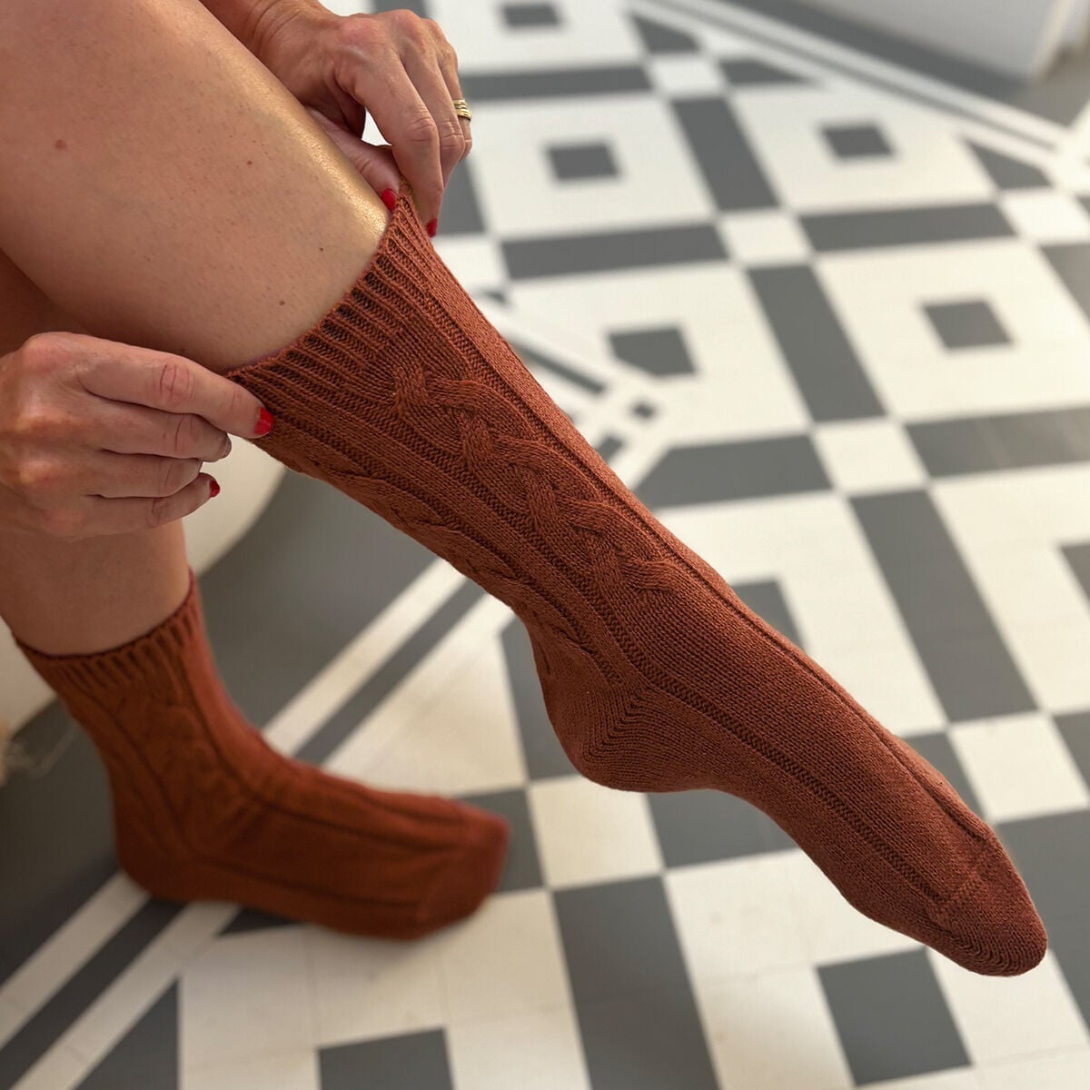 Women's Rust Brown cable knit cashmere socks / The Travelwrap Company
